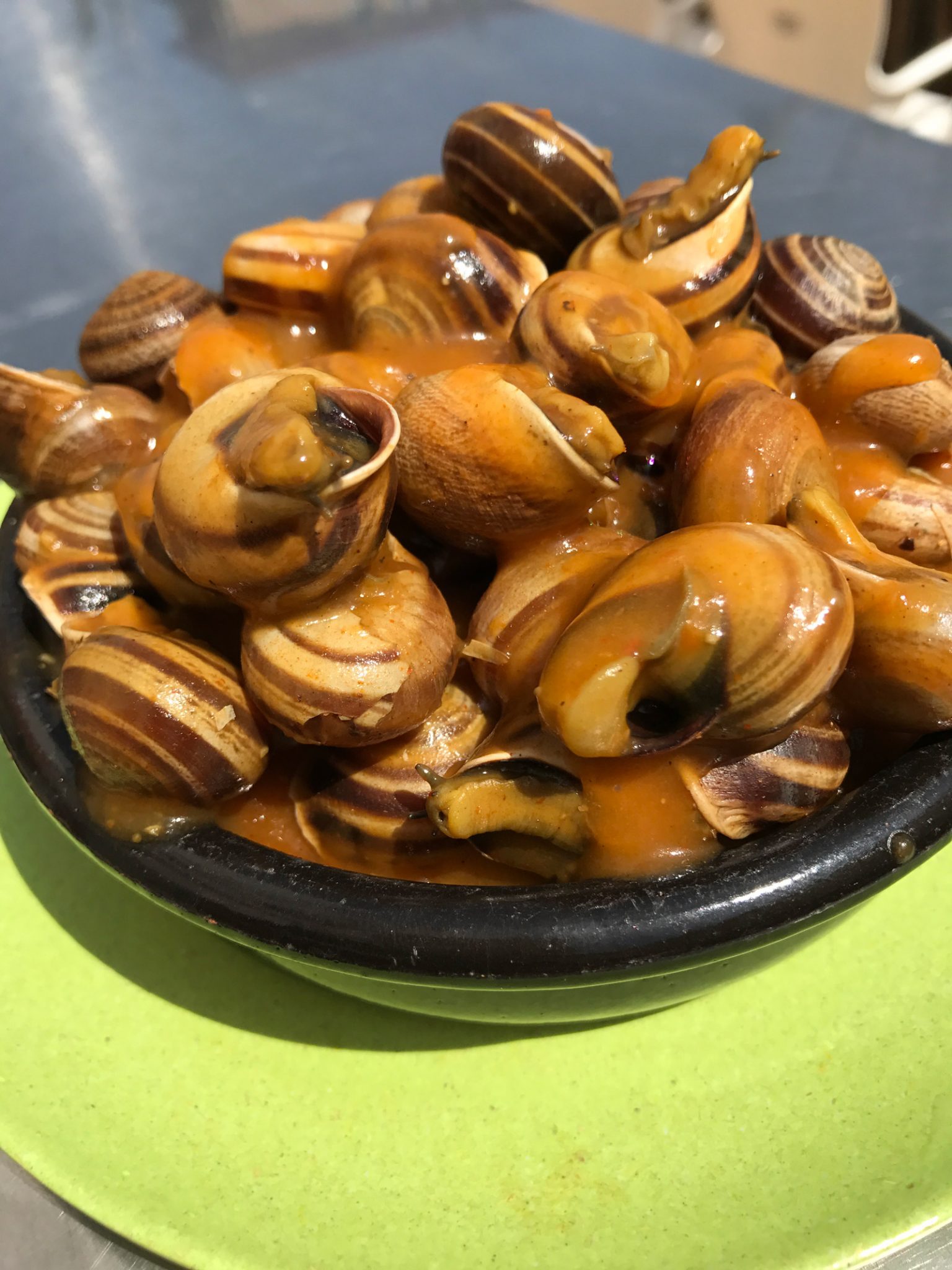 Cabrillas en salsa tradicional – Caracol Cordobes